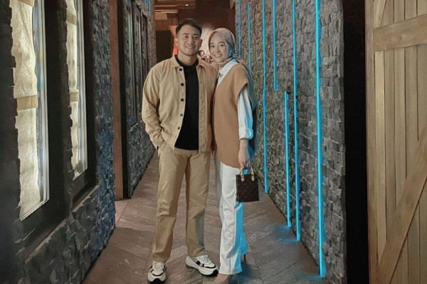 9 Potret Poppy Bunga dan Suami Pakai OOTD Superkece