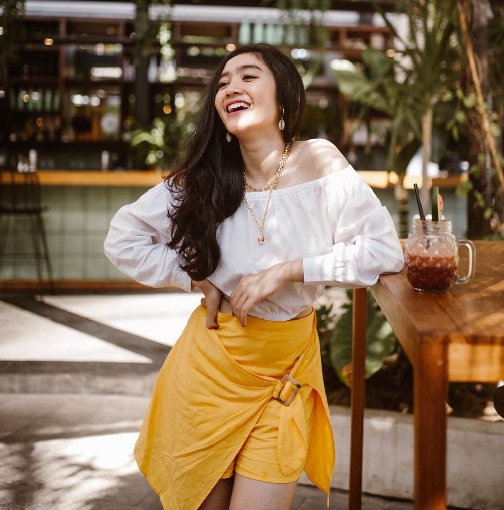 10 Referensi Outfit Off Shoulder Fashion ala Febby Rastanty