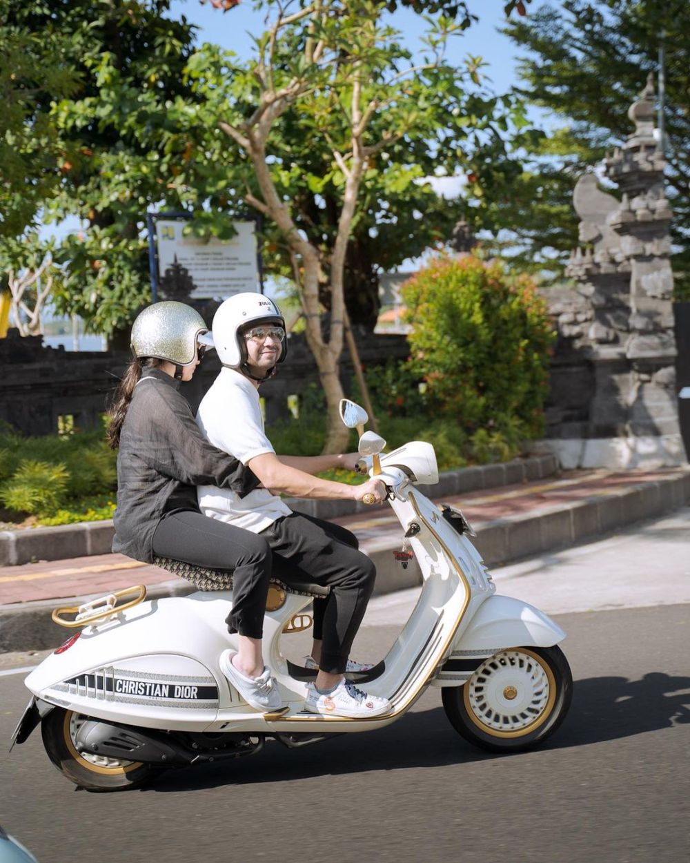 10 Potret Raffi-Nagita Naik Vespa Keliling Bali, Romantis