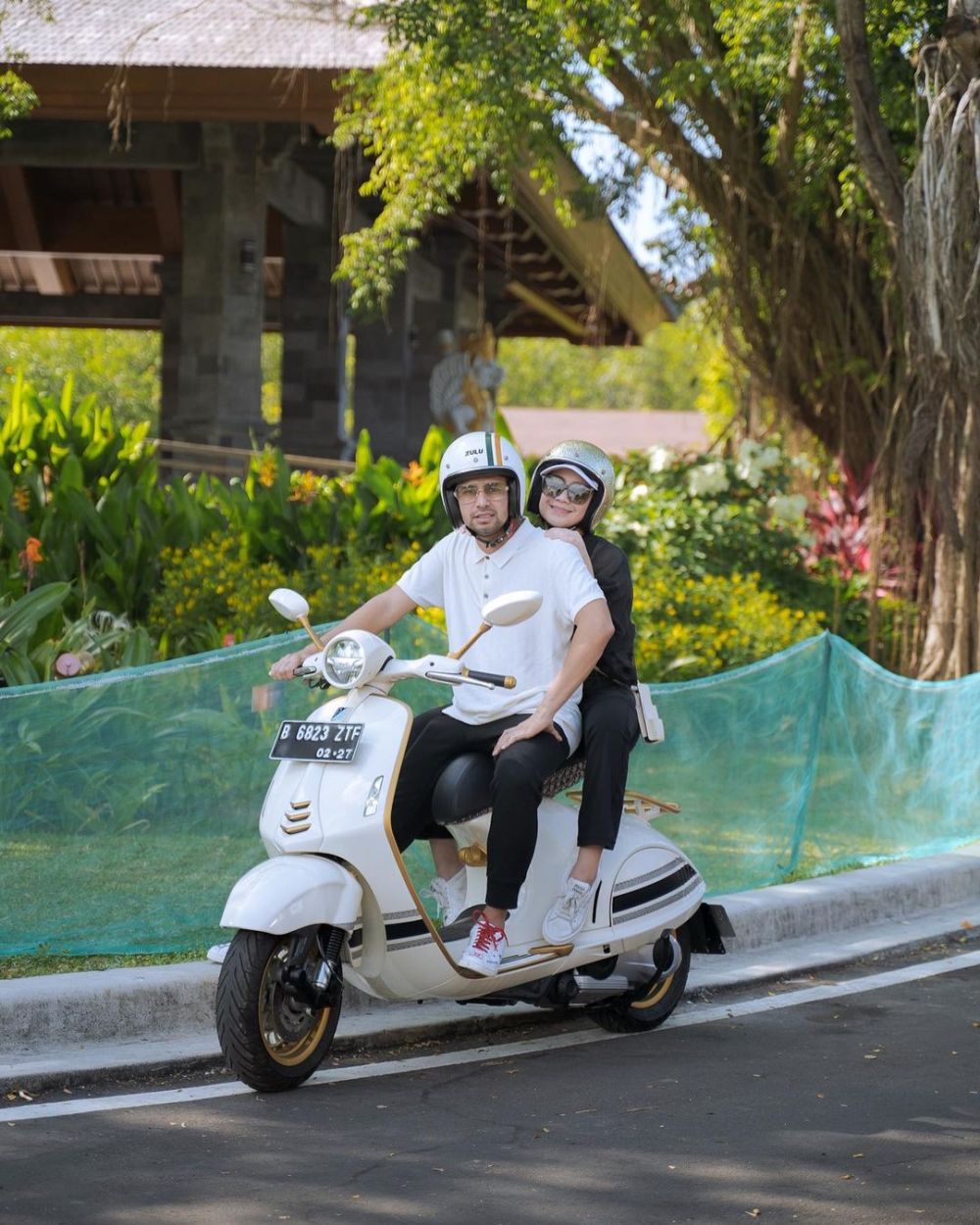 10 Potret Raffi-Nagita Naik Vespa Keliling Bali, Romantis