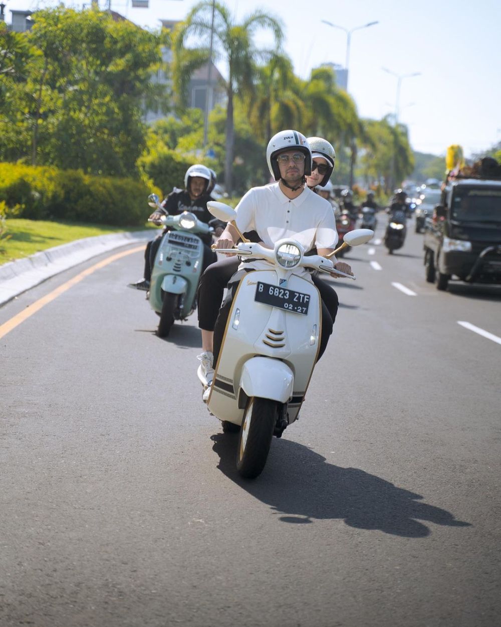 10 Potret Raffi-Nagita Naik Vespa Keliling Bali, Romantis