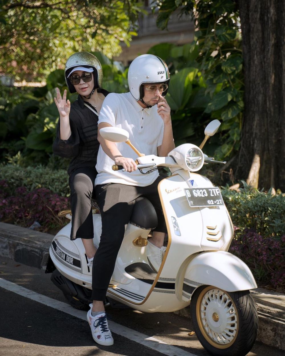 10 Potret Raffi-Nagita Naik Vespa Keliling Bali, Romantis