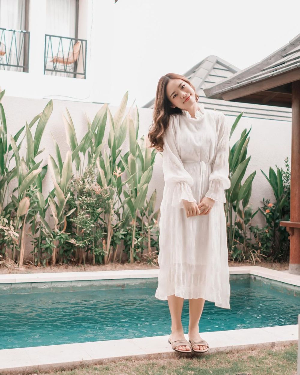 9 Style OOTD ke Pantai ala Molita Lin, Nuansa Putih