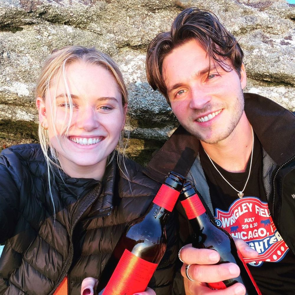 9 Potret Mesra Virginia Gardner dan Jed Elliott, Bucin!