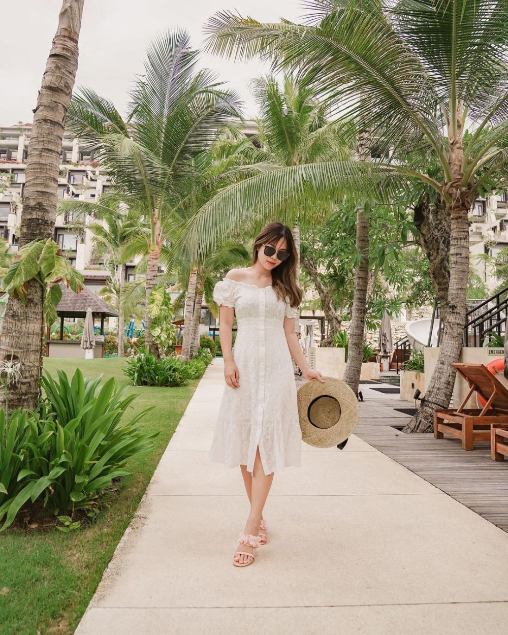 9 Style OOTD ke Pantai ala Molita Lin, Nuansa Putih