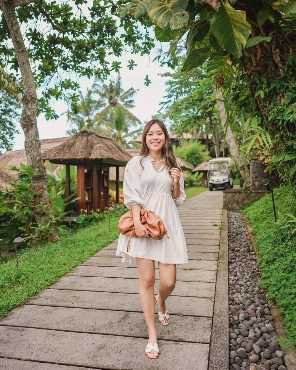 9 Style OOTD ke Pantai ala Molita Lin, Nuansa Putih