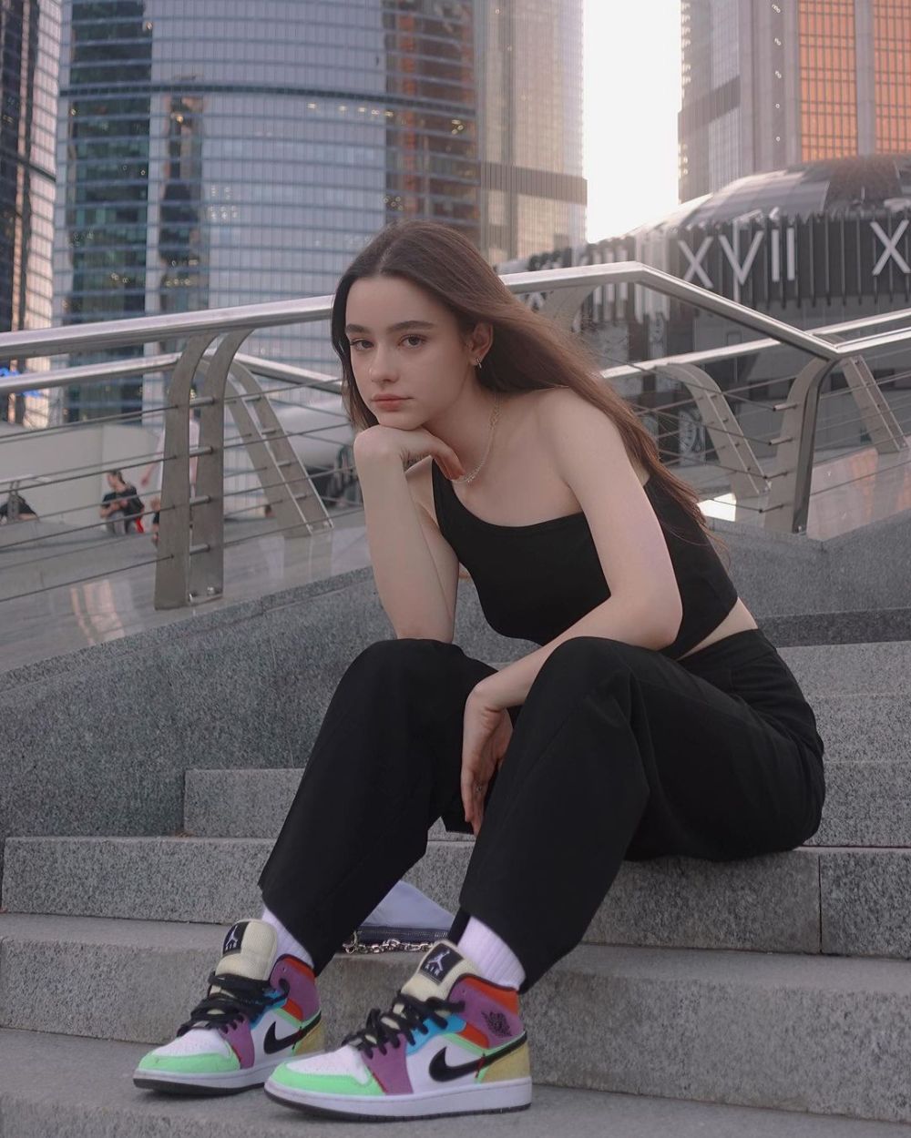 Inspirasi Outfit Feminin Dasha Taran Cocok Buat Nge Date