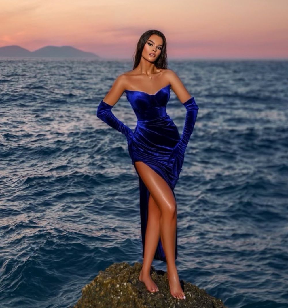 9 Potret Angela Tanuzi Miss World Albania 2022, Memukau!