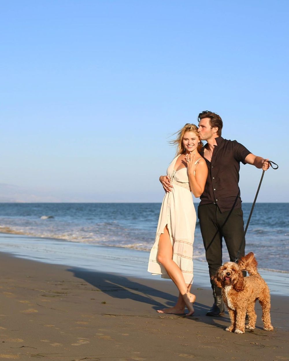 9 Potret Mesra Virginia Gardner dan Jed Elliott, Bucin!