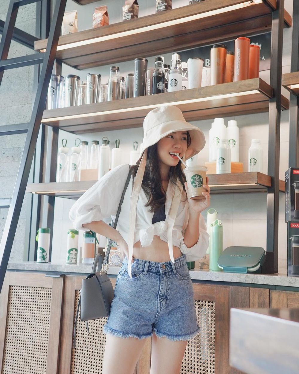 9 Style OOTD ke Pantai ala Molita Lin, Nuansa Putih