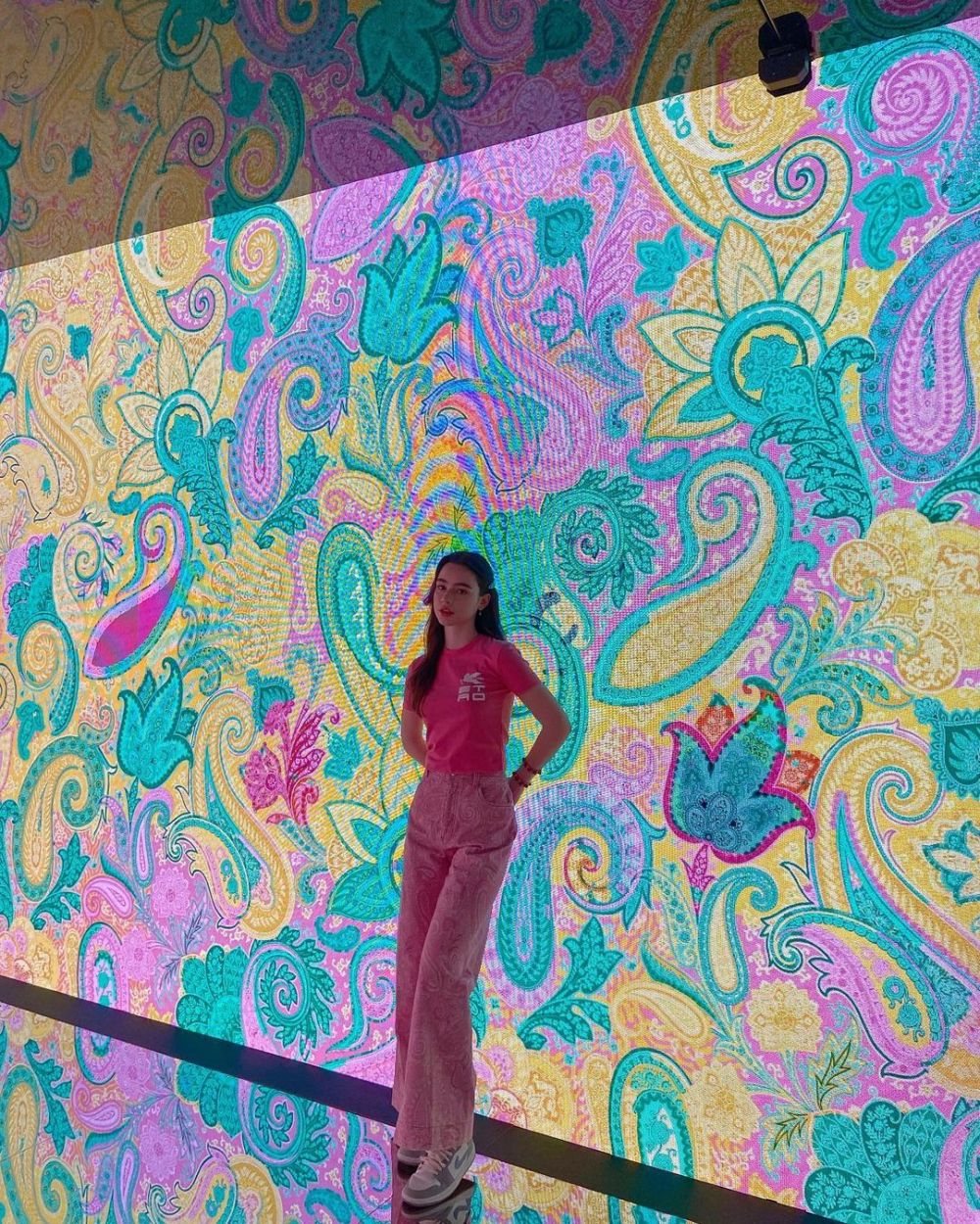Inspirasi Outfit Feminin Dasha Taran Cocok Buat Nge Date
