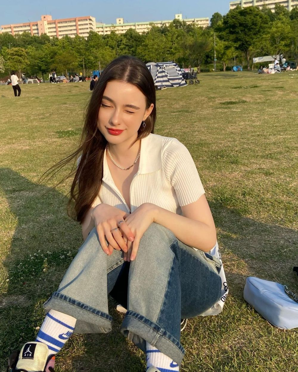 Inspirasi Outfit Feminin Dasha Taran Cocok Buat Nge Date