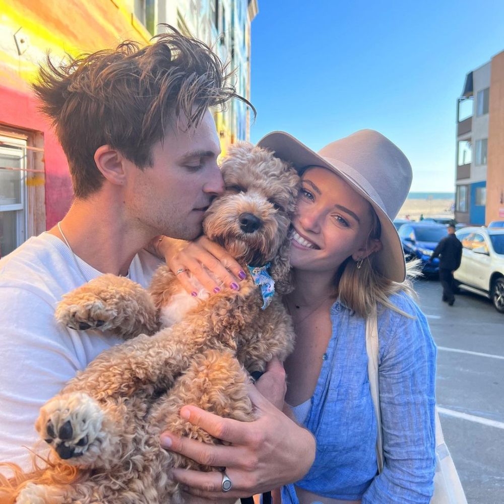 9 Potret Mesra Virginia Gardner dan Jed Elliott, Bucin!