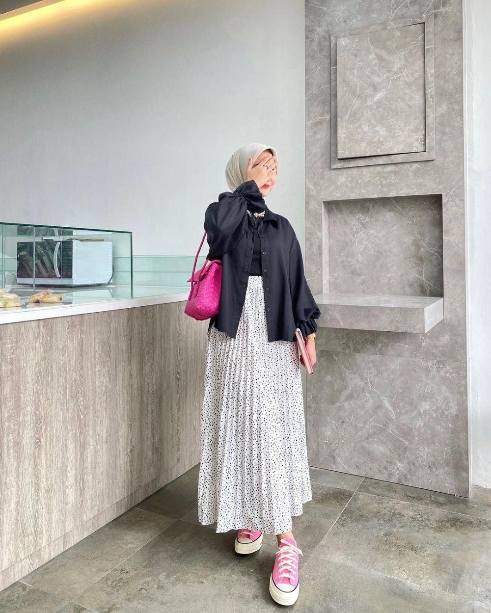 9 Padu Padan Outfit Hitam ala Intan Ghazella, Tetap Girly!