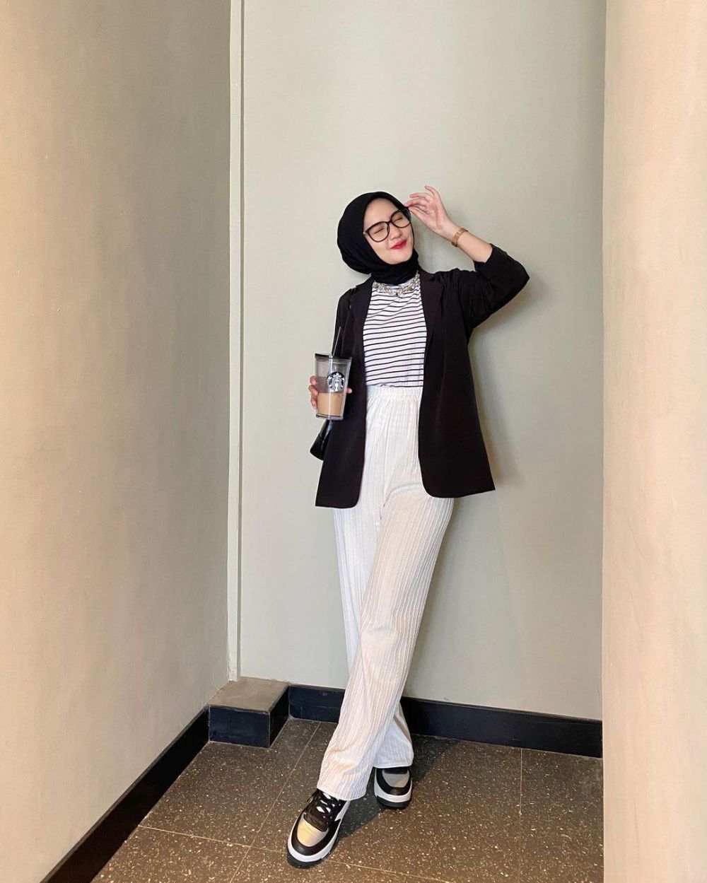 9 Padu Padan Outfit Hitam ala Intan Ghazella, Tetap Girly!