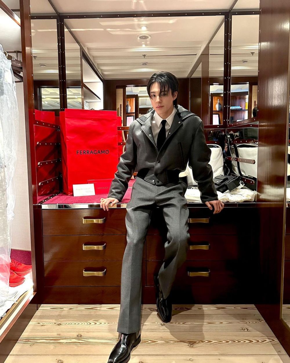 9 Outfit Jeno Nct Dengan Berbagai Koleksi Ferragamo