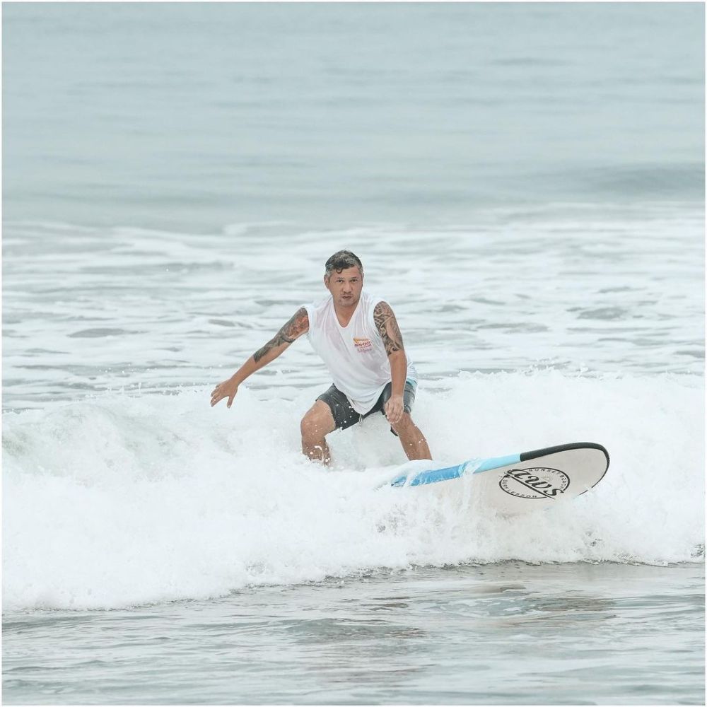 Gading Marten saat Surfing, Duda Keren Beraksi!