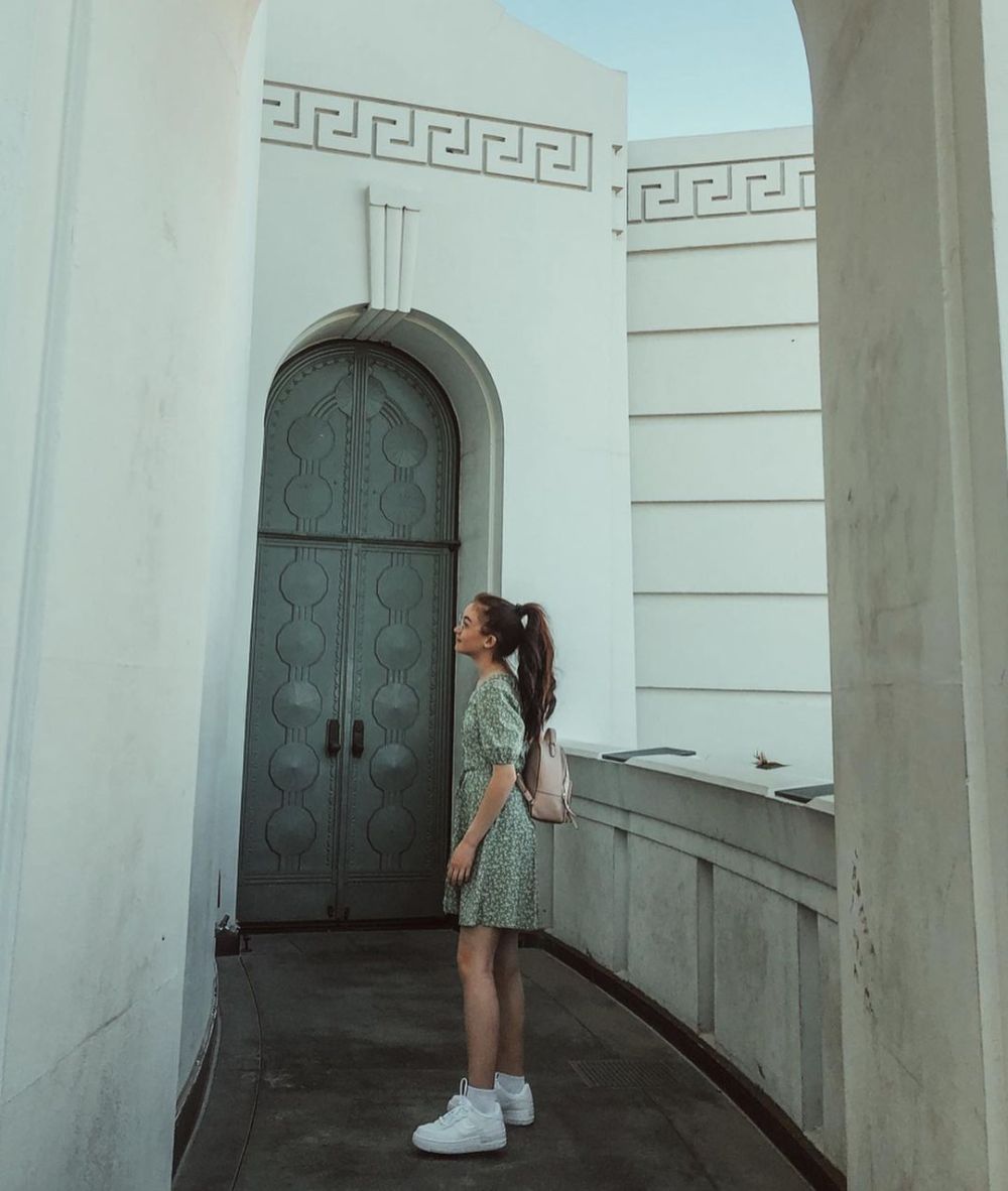 9 OOTD Kasual ala Anna Cathcart, Bintang Serial XO, Kitty