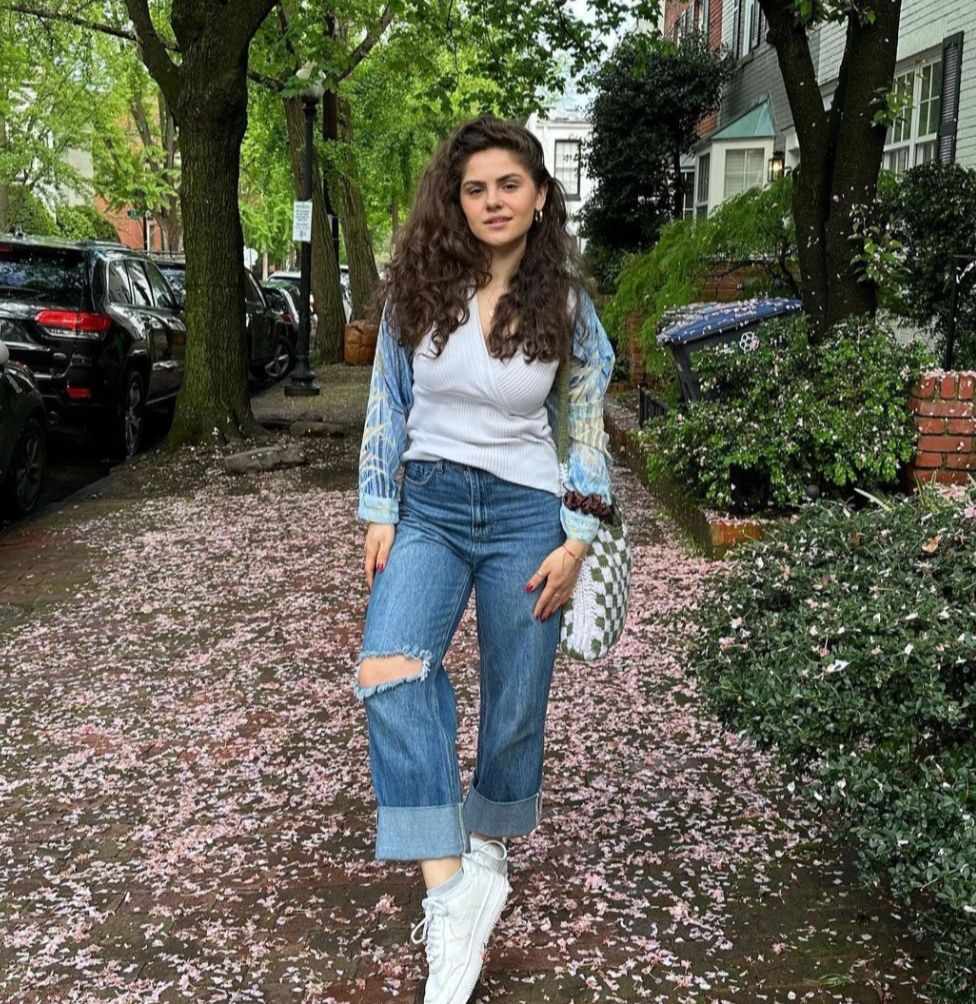 9 Ide Outfit ala Celia Martínez yang Estetik Abis!