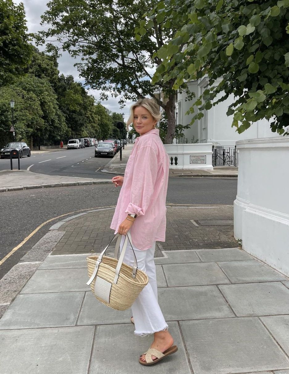 9 Referensi Outfit ke Pantai ala Laura Byrnes, Super Adem!