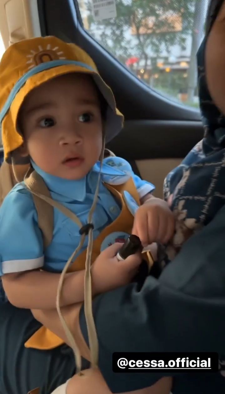 8 Potret Gemas Rayyanza Sapa Penggemar di Sarinah