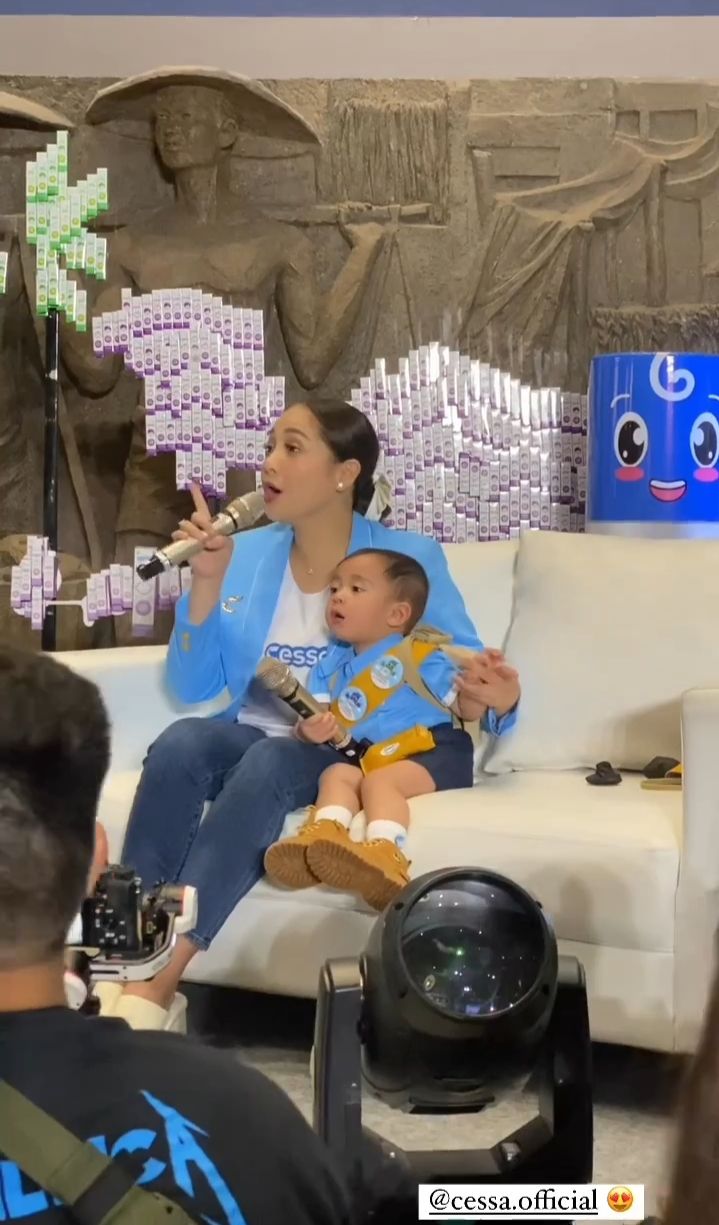 8 Potret Gemas Rayyanza Sapa Penggemar di Sarinah