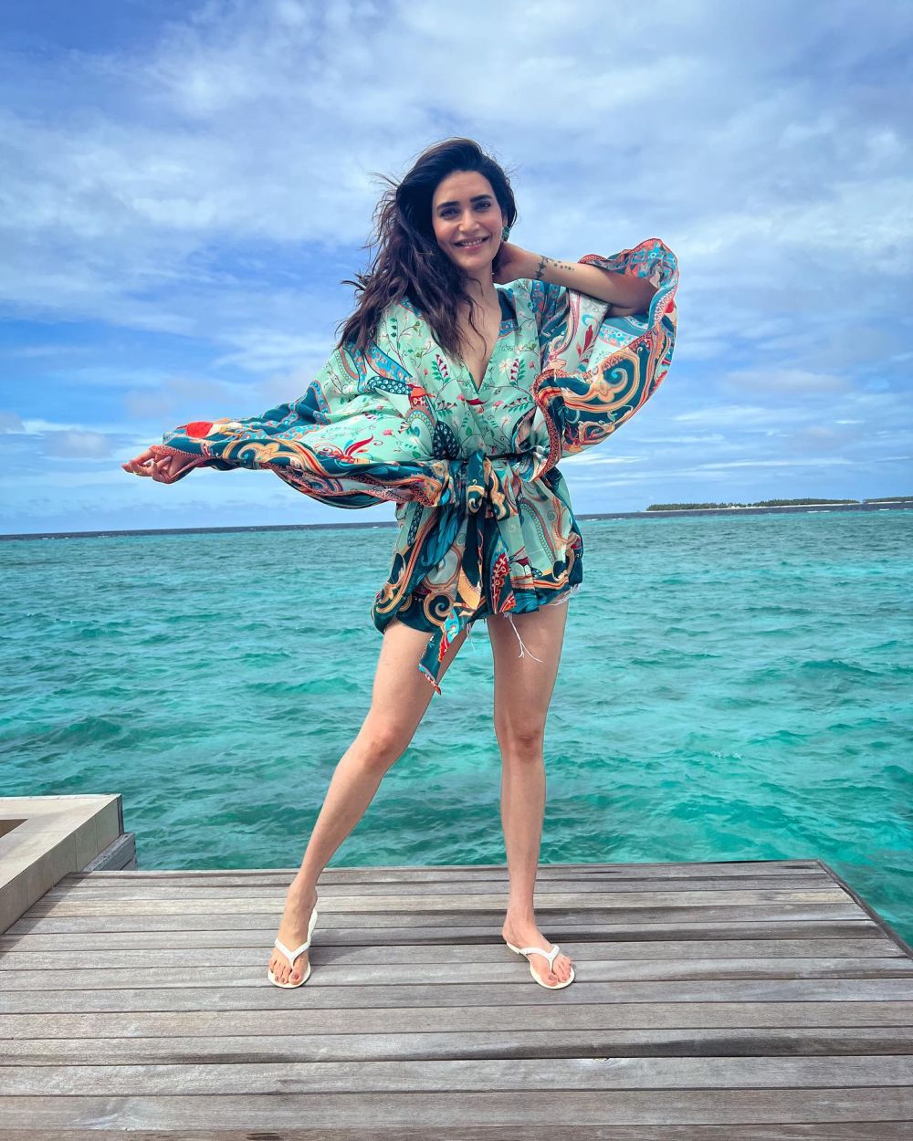8 Potret Karishma Tanna Liburan dengan Suami di Maldives