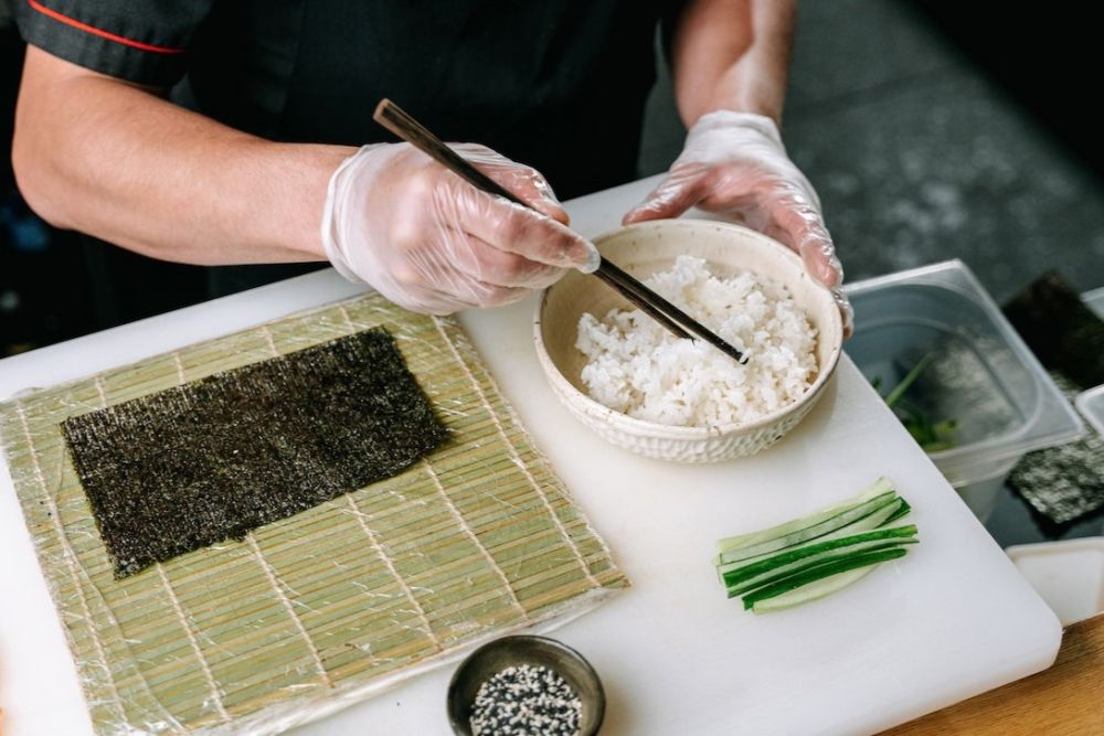 5 Cara Melipat Kimbap agar Lebih Rapi dan Menggugah Selera