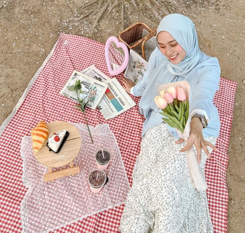 10 Inspirasi Outfit Hijab Berwarna Pastel ala Bianca Kartika