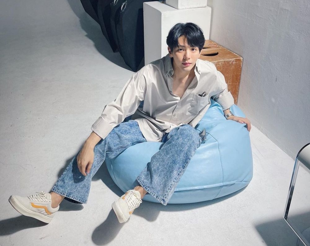 9 Inspirasi Padu Padan Outfit dengan Kemeja Aktor Up Poompat