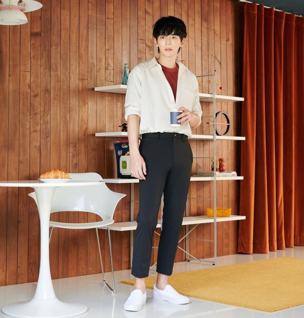 9 Inspirasi Padu Padan Outfit dengan Kemeja Aktor Up Poompat