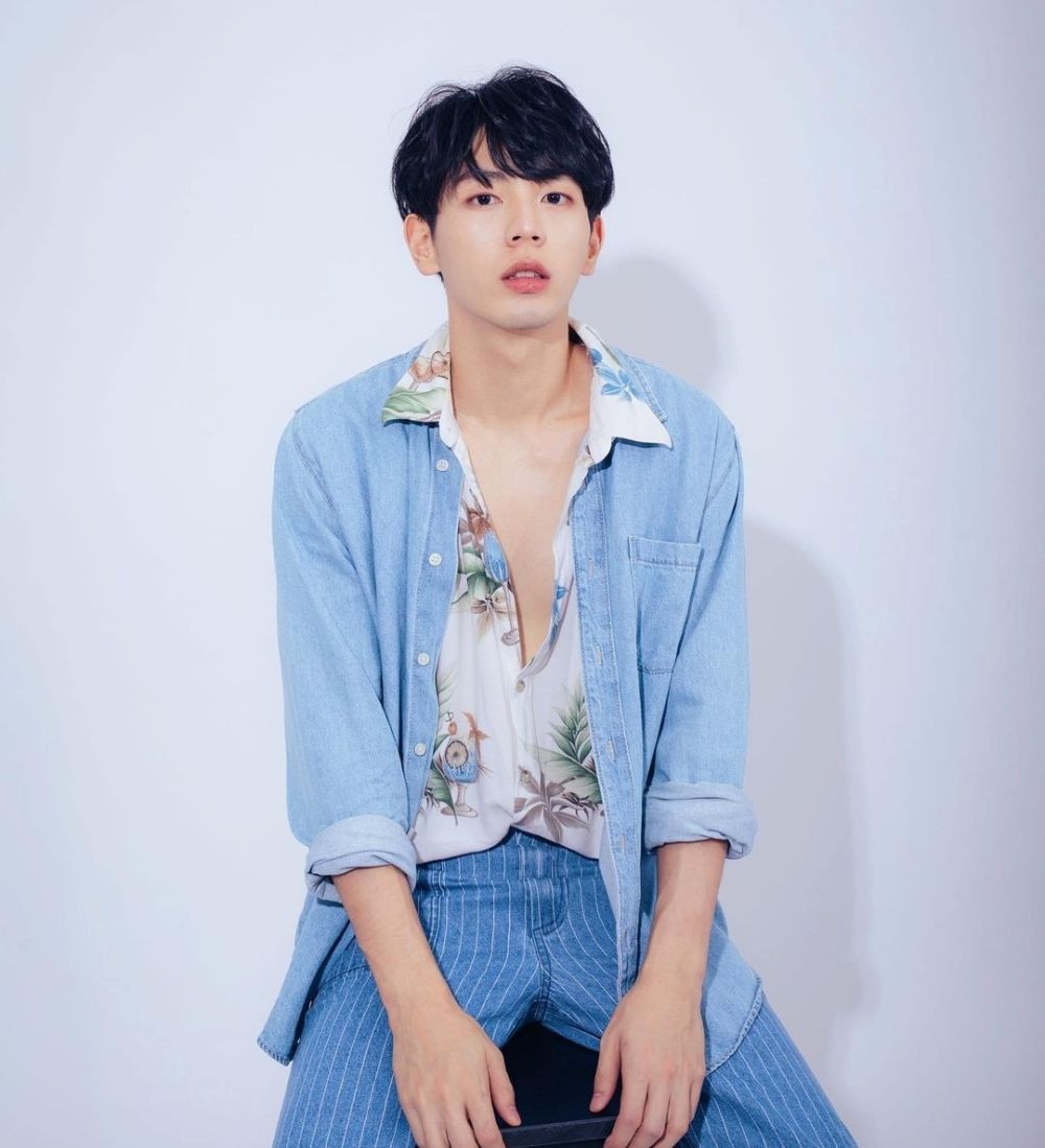 9 Inspirasi Padu Padan Outfit dengan Kemeja Aktor Up Poompat