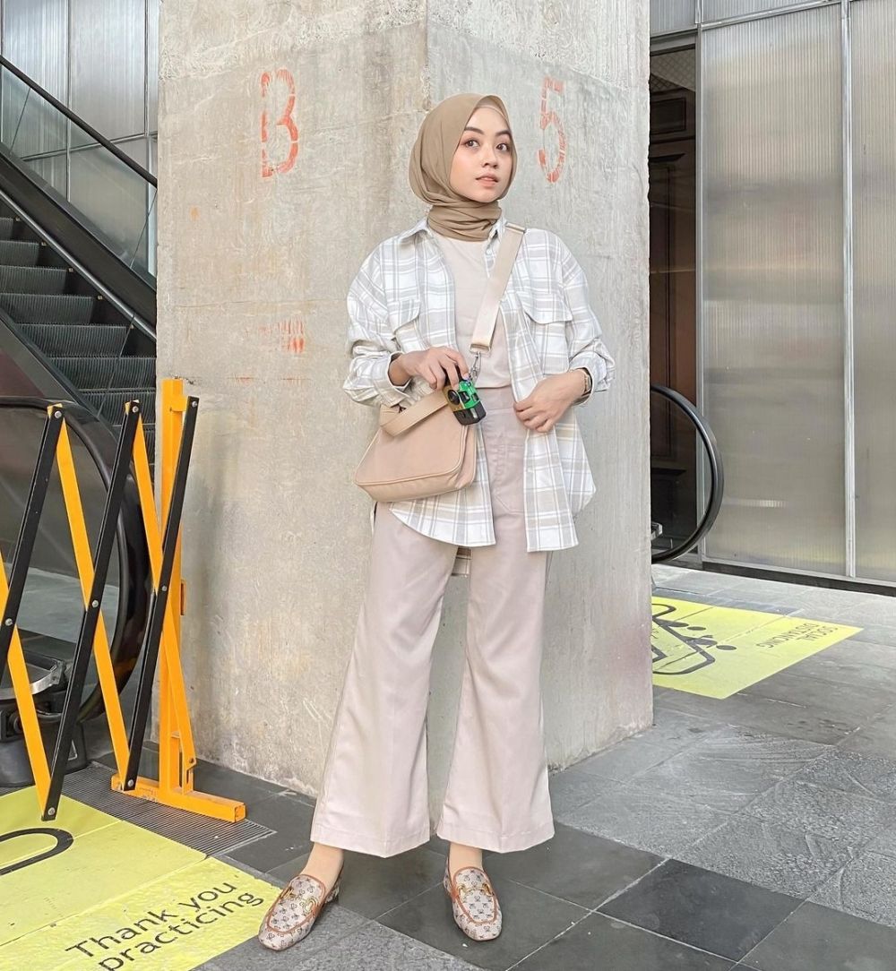 Ide Padu Padan Outfit dengan Kemeja ala Meirani Amalia Putri