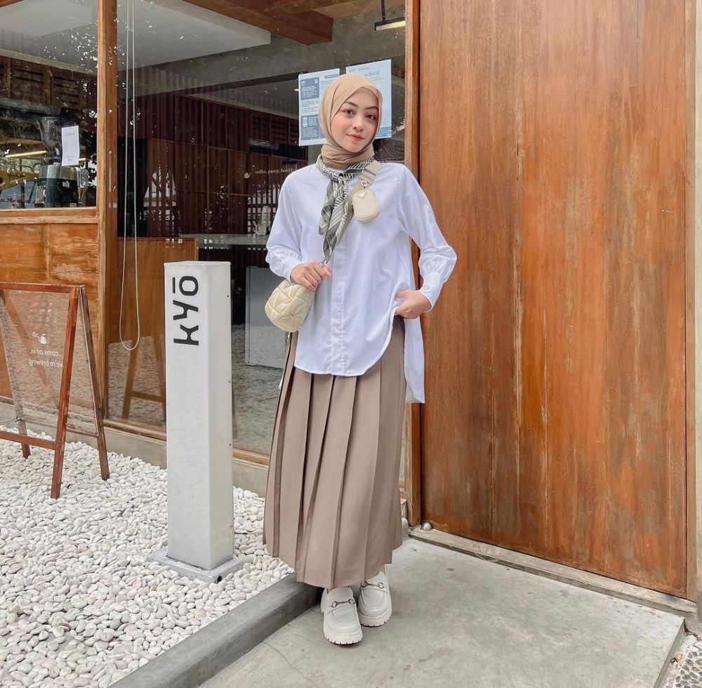 Ide Padu Padan Outfit dengan Kemeja ala Meirani Amalia Putri