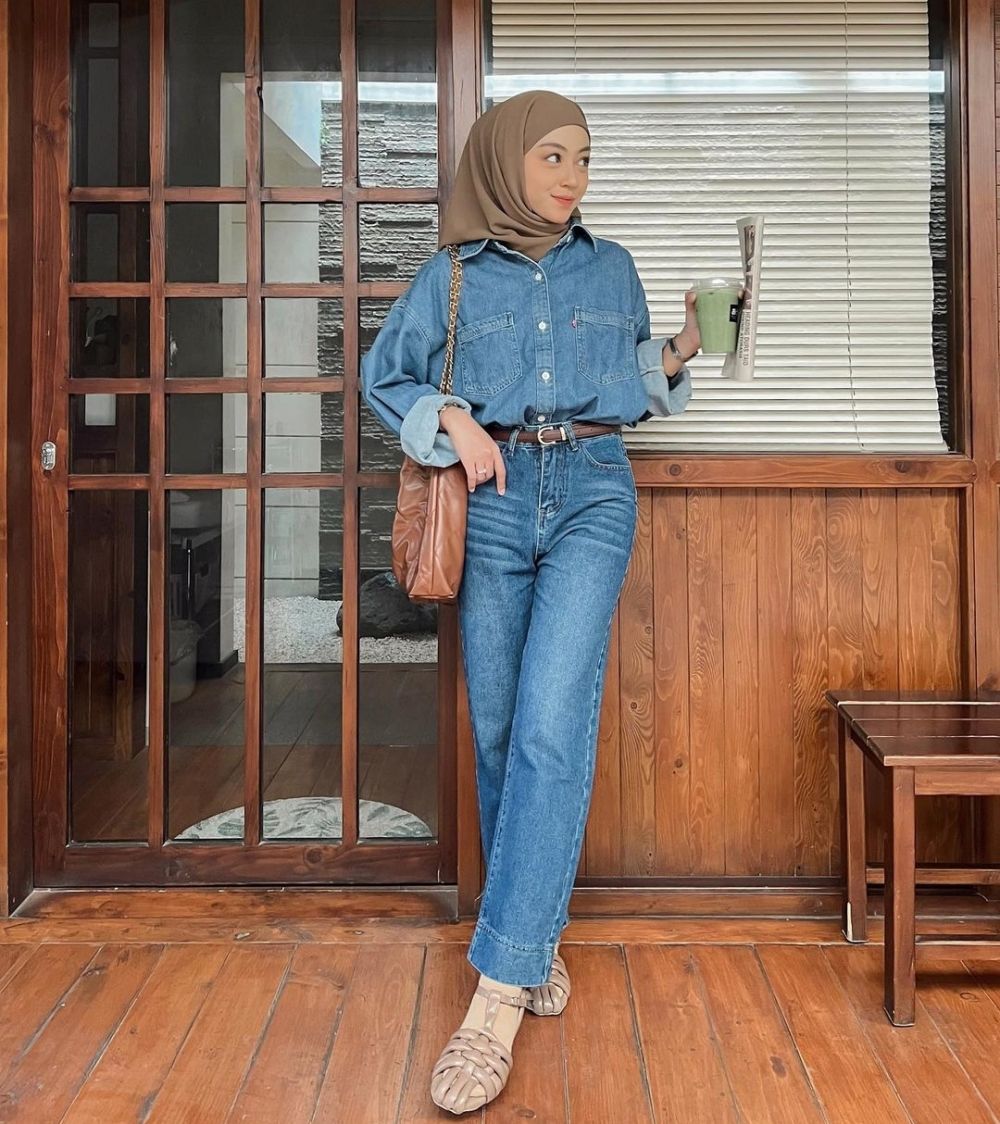 Ide Padu Padan Outfit dengan Kemeja ala Meirani Amalia Putri