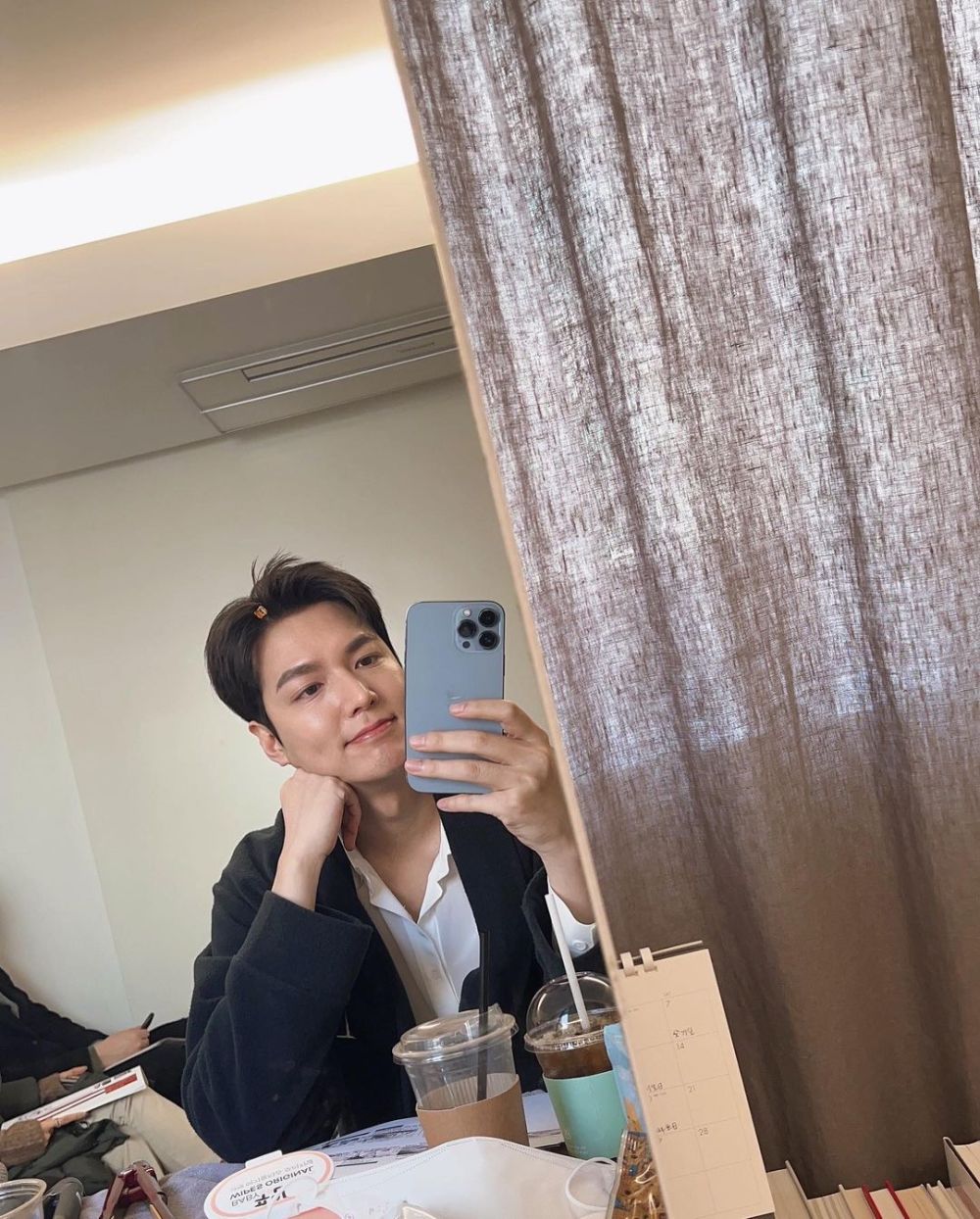 Pose Mirror Selfie Ala Lee Min Ho Memukau Di Depan Cermin