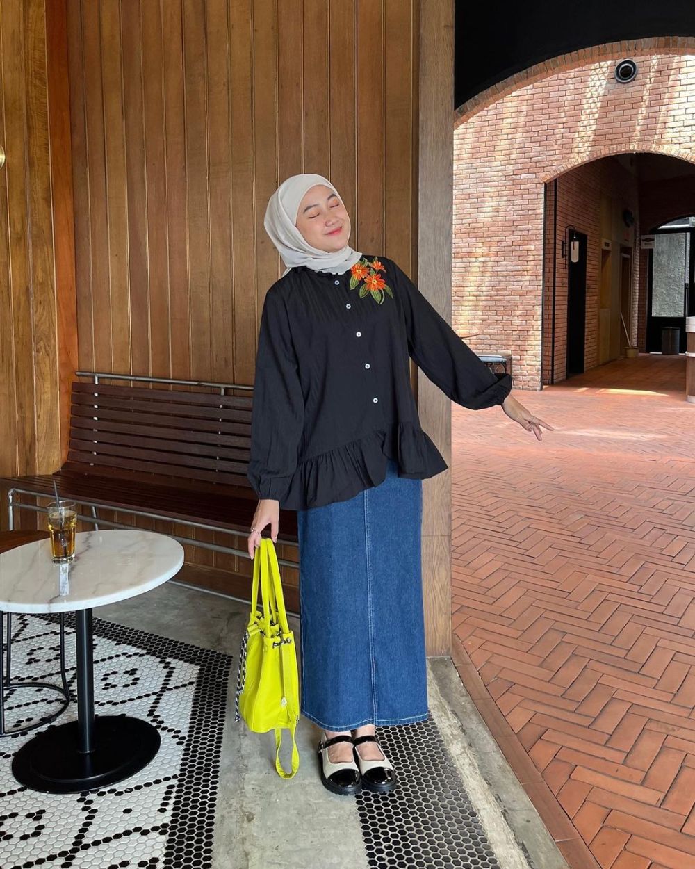 9 Ide Padu Padan Daily Outfit dengan Rok Denim, Kekinian