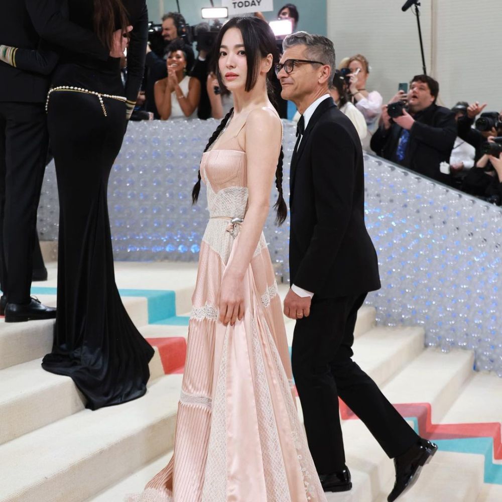 10 Momen Song Hye Kyo Tampil di Red Carpet Met Gala 2023