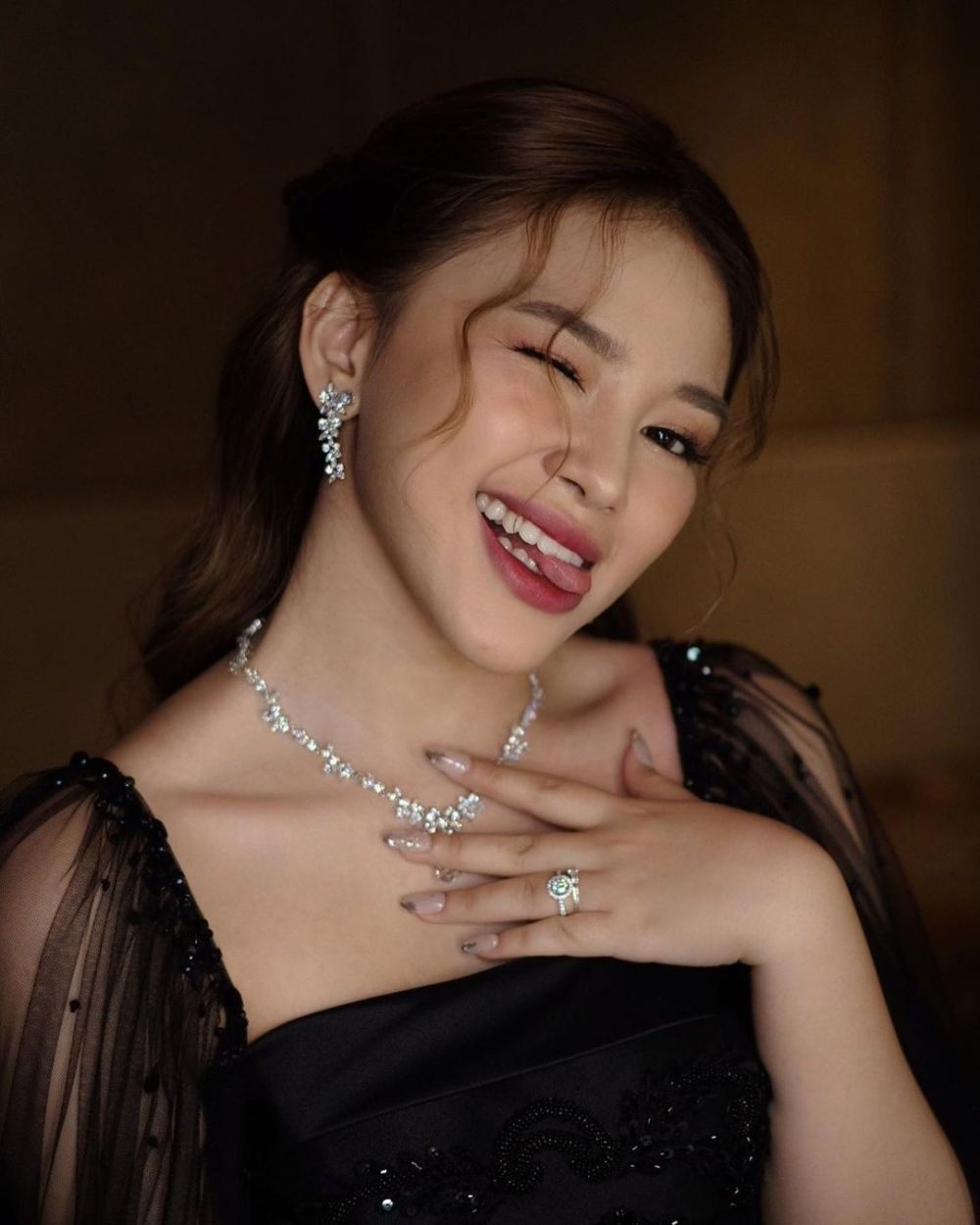 Anneth Delliecia dengan Rambut Pirang