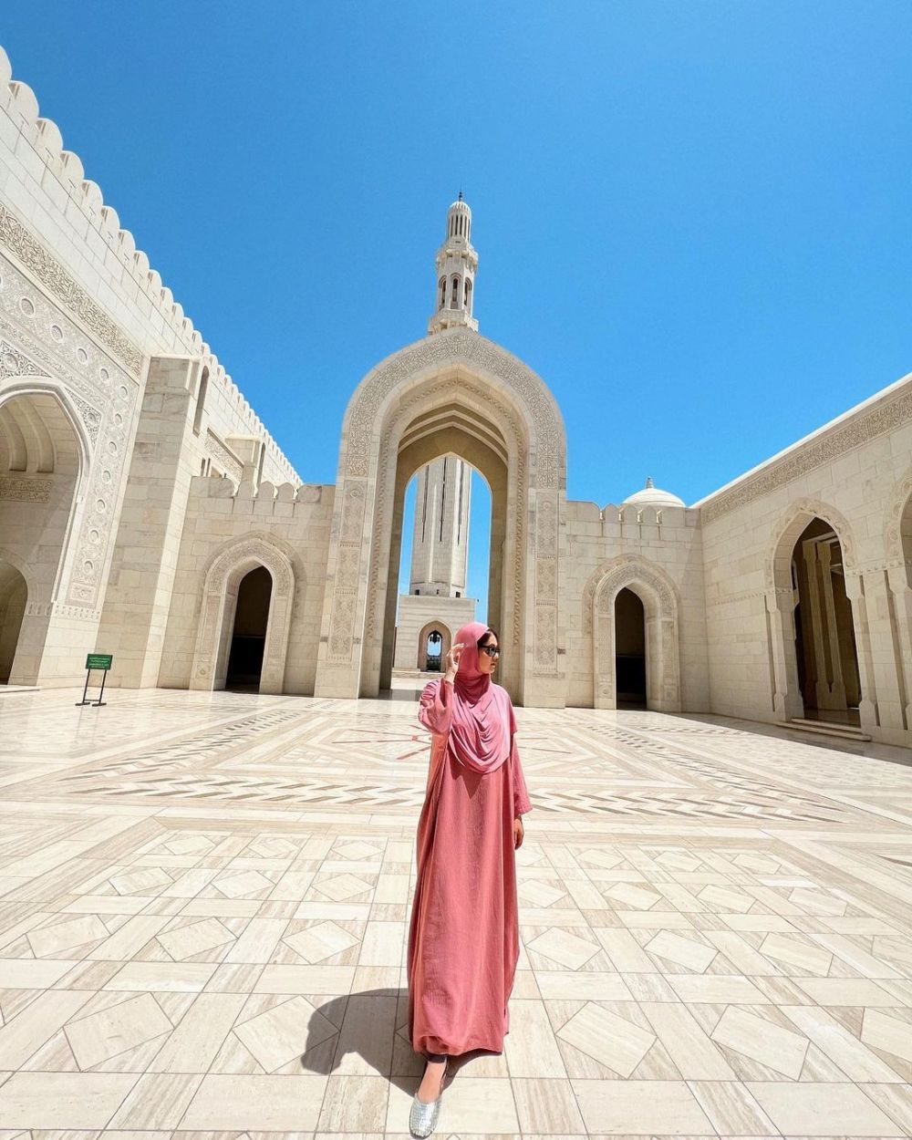 Potret Vaishnavi Rao di Oman, ke Masjid Agung Sultan Qaboos!