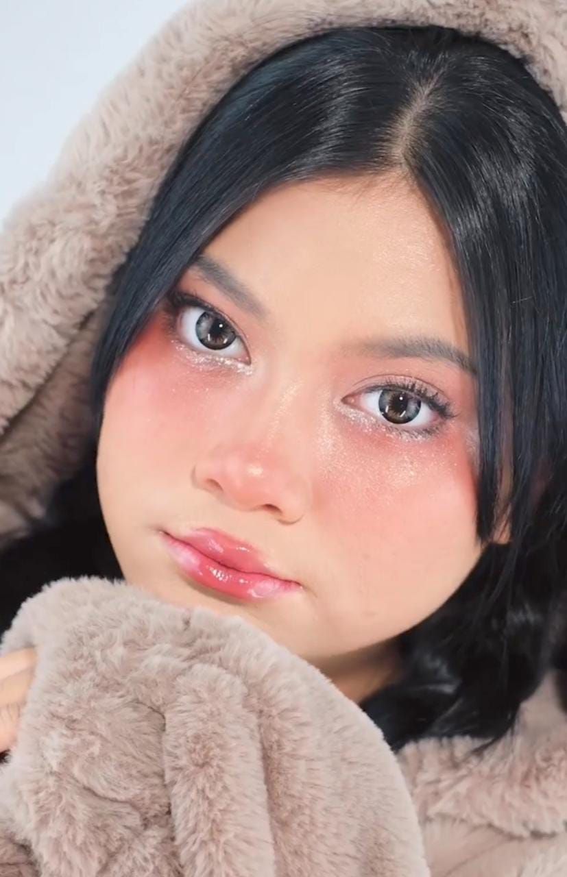 9 Dewy Makeup Look ala Hanum Mega, Clean dan Jadi Dambaan!