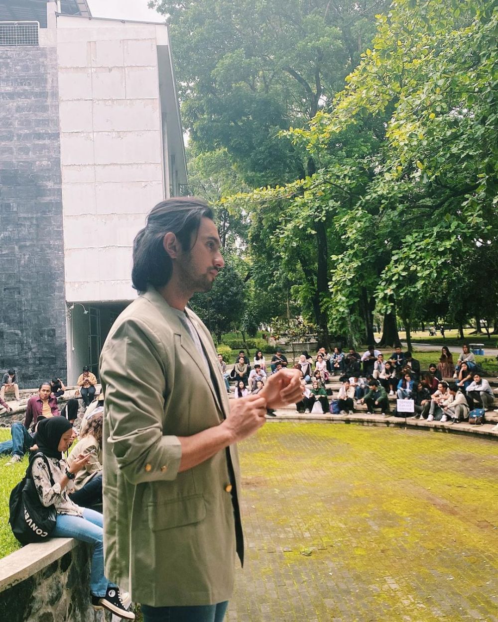 7 Potret Omar Daniel di Balik Layar Film Hati Suhita