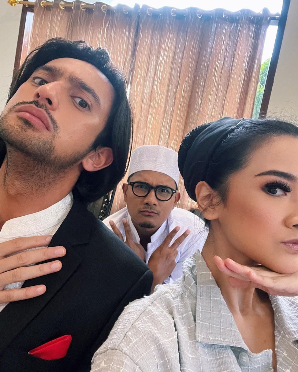 7 Potret Omar Daniel di Balik Layar Film Hati Suhita