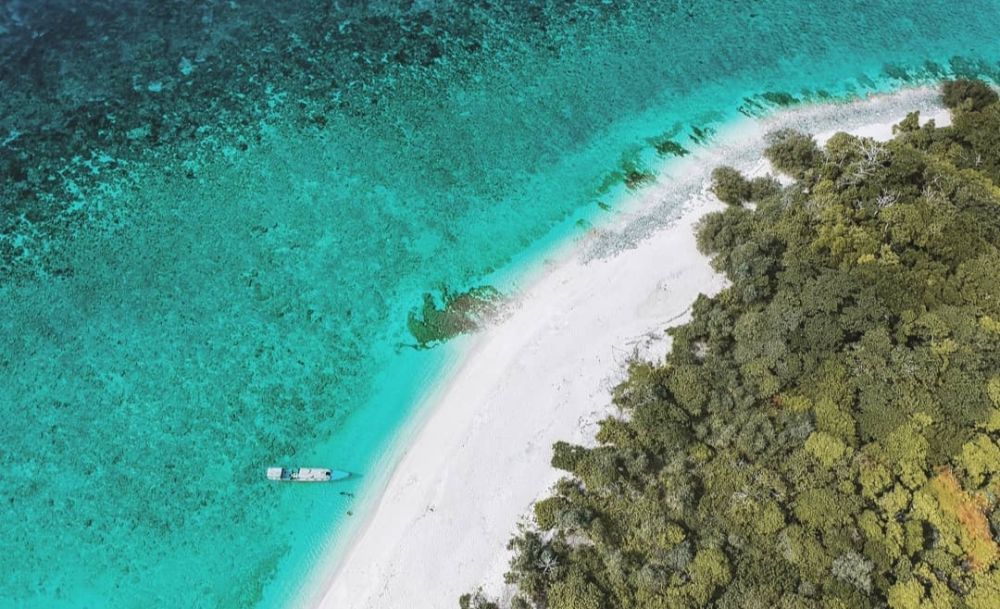 Pesona Pulau Nailaka Banda Neira