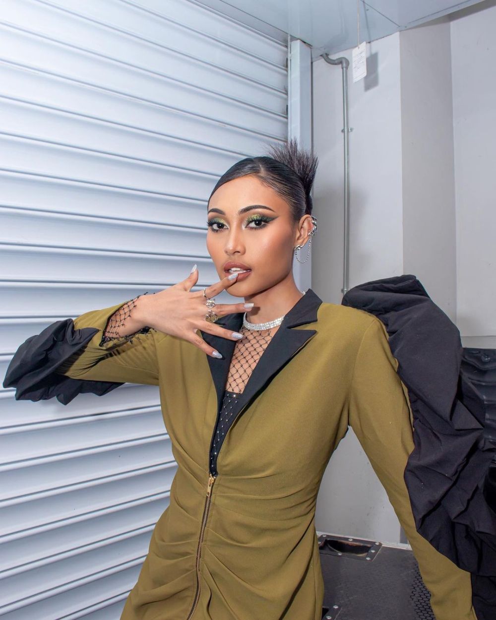 9 Inspirasi Makeup Bold untuk Tan Skin ala Artis, Eksotis!