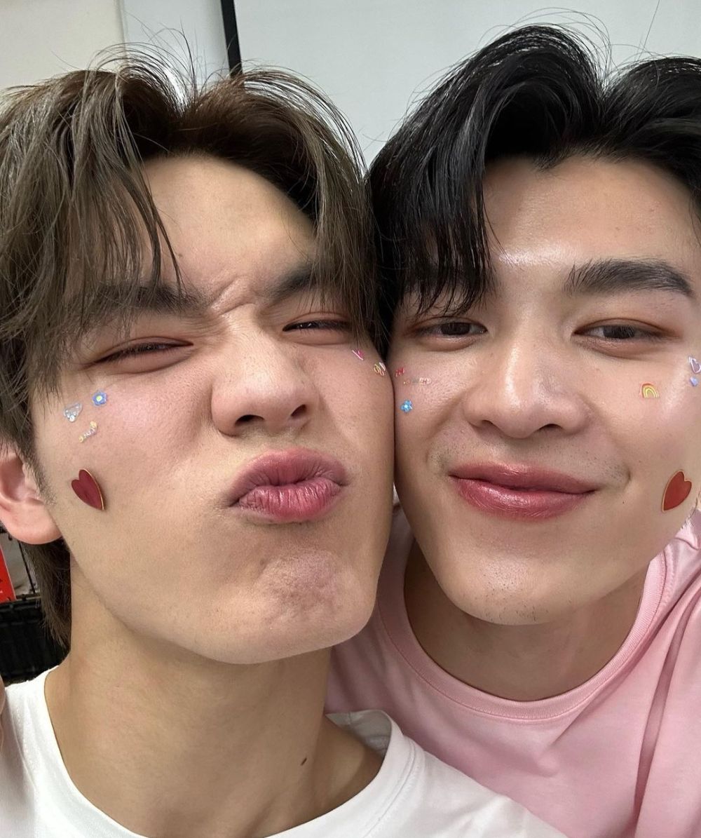 7 Potret Bromance Meen Nichakoon Dan Ping Krittanun