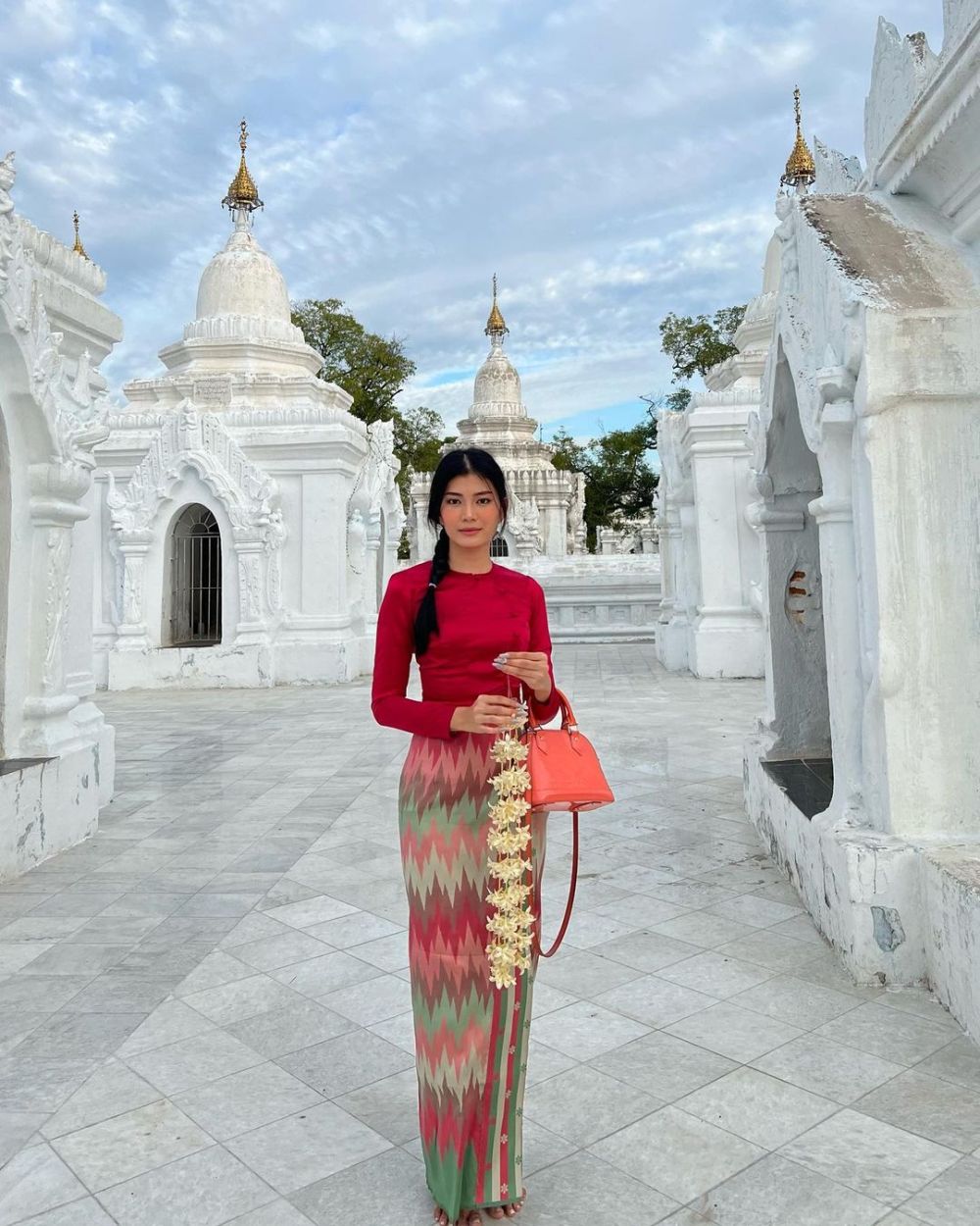 9 Potret Miss Grand Myanmar 2023 Ni Ni Lin Eain, Memukau!