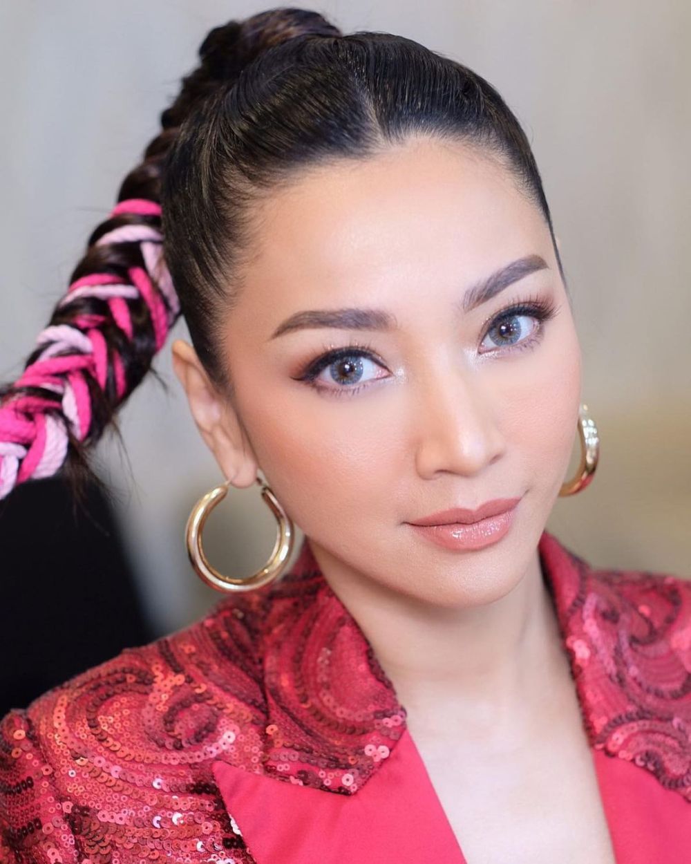 9 Ide Makeup ala Hesti Purwadinata, Elegan Berbagai Gaya