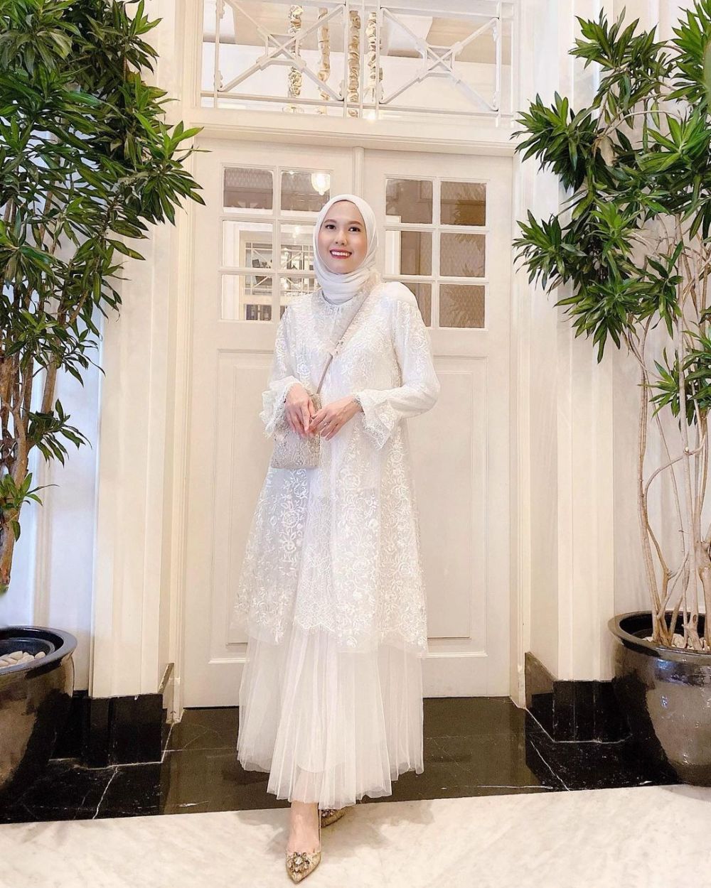 Outfit Kondangan Hijab dengan Nuansa Putih