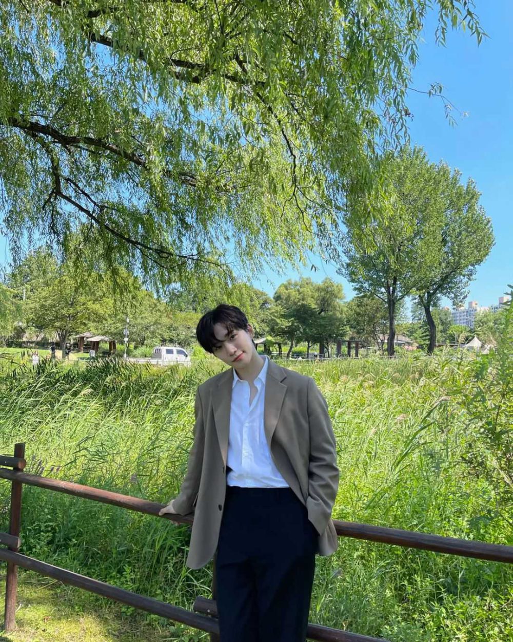 10 Inspirasi OOTD dengan Outer ala Lee Jun Ho